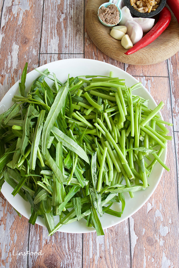 Kangkung Belacan (Stir-fried Water Spinach with Shrimp Paste)